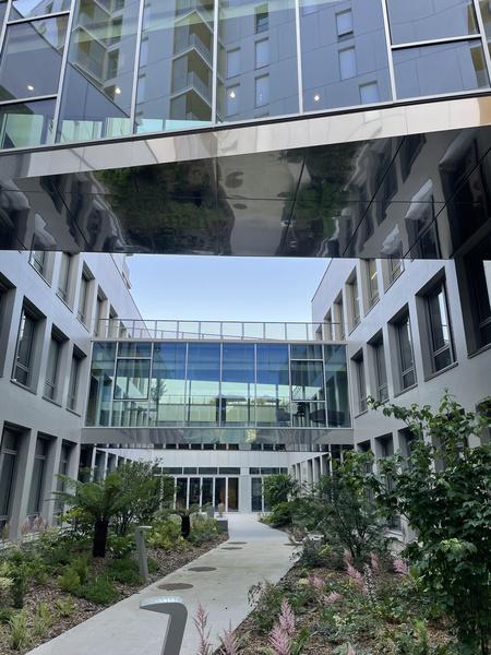 Bureaux du siège social Espacil avec locaux d'activités et 110 ...
